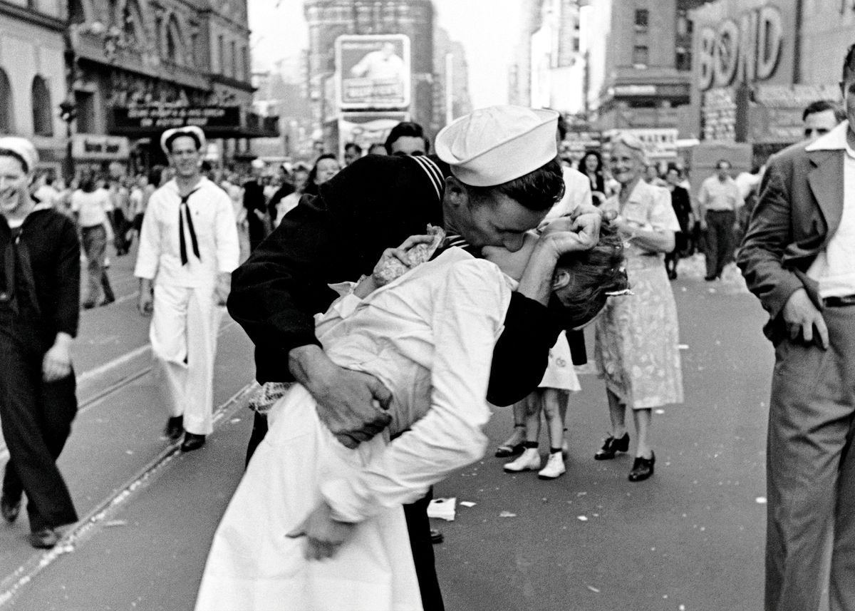 'WW2 New York Kiss VJ Day' Poster, picture, metal print, paint by ...