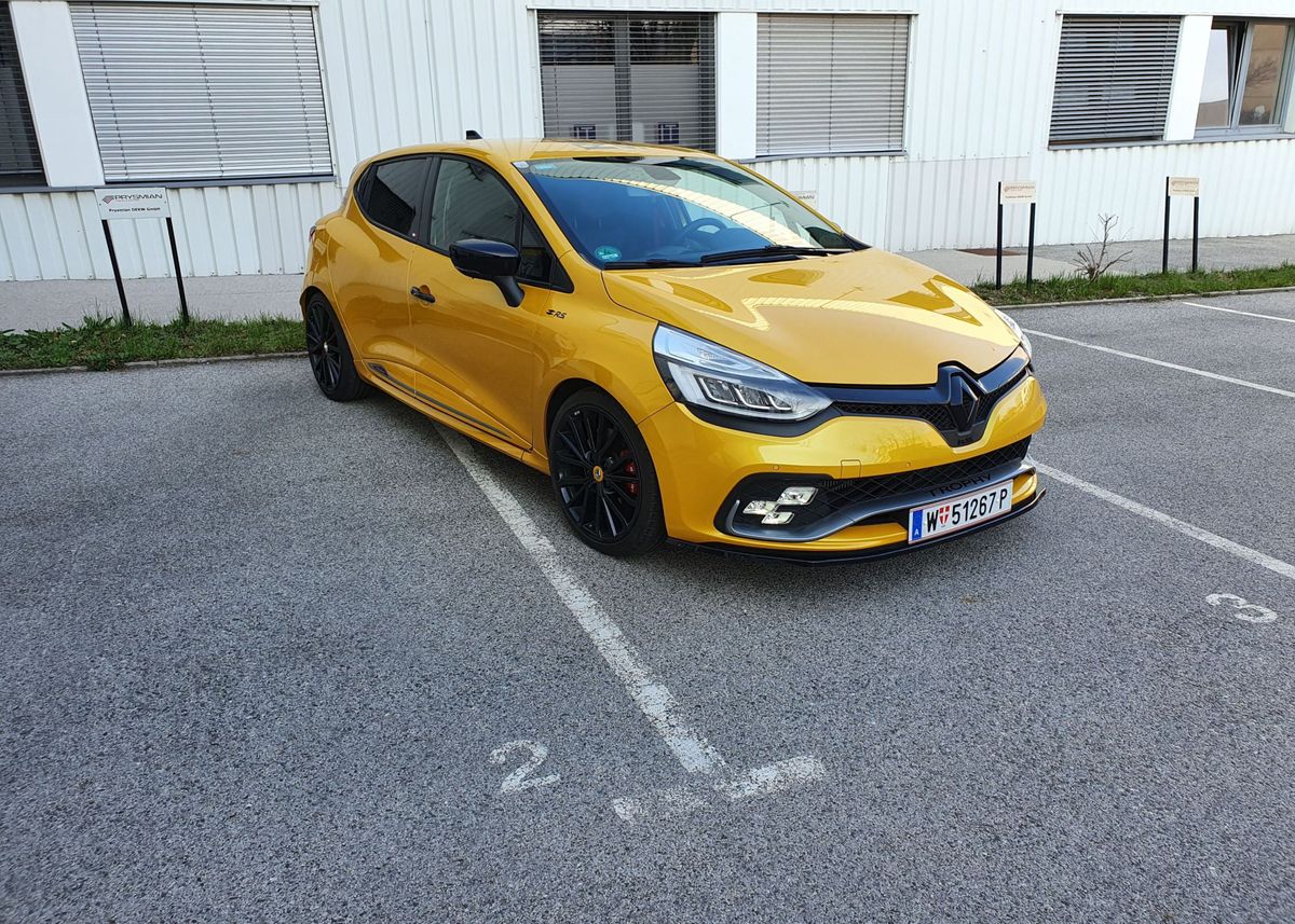 'Clio 4 RS Trophy' Poster by Sandro | Displate