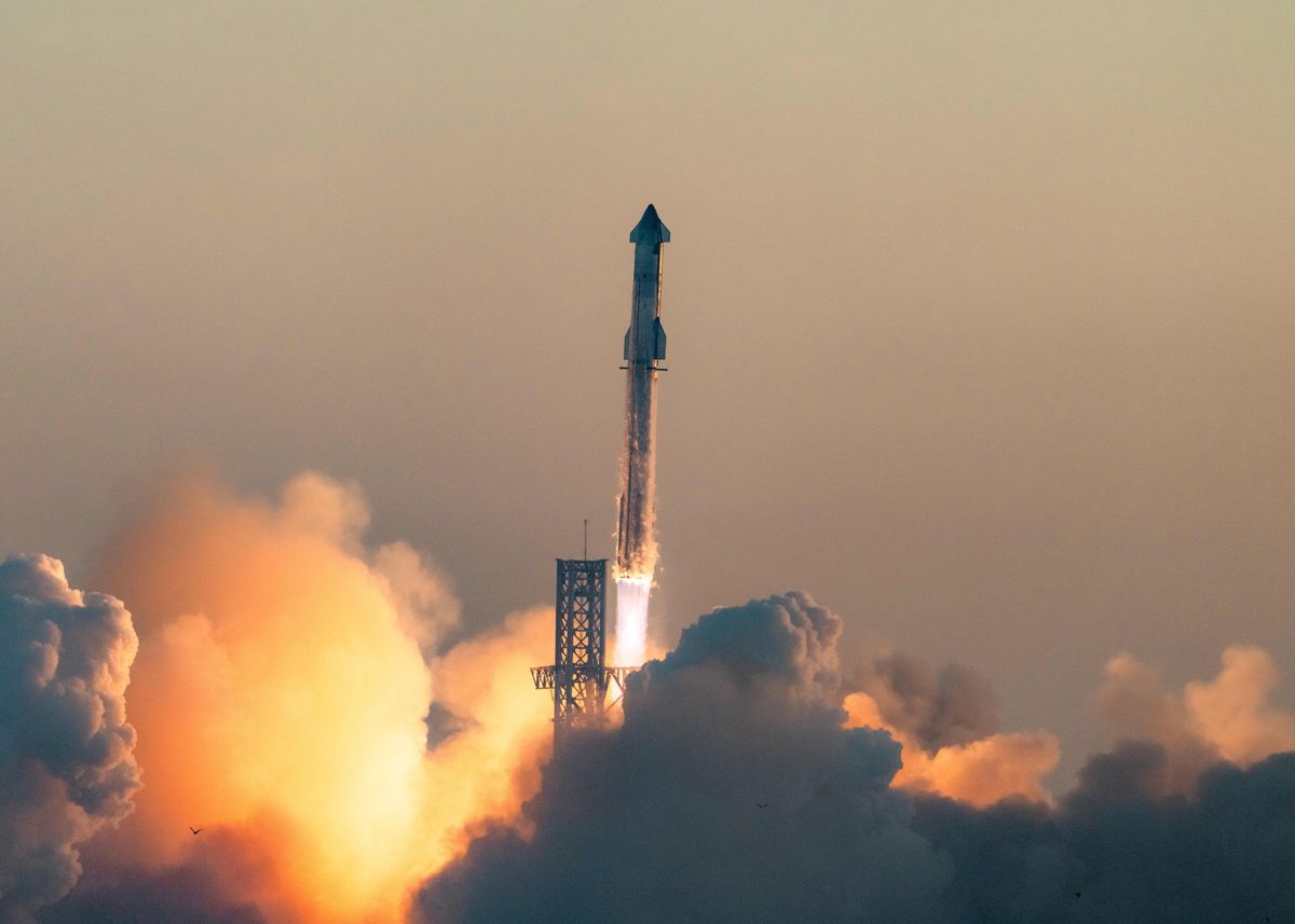 'Starship IFT 2' Poster, picture, metal print, paint by Felix Schlang ...