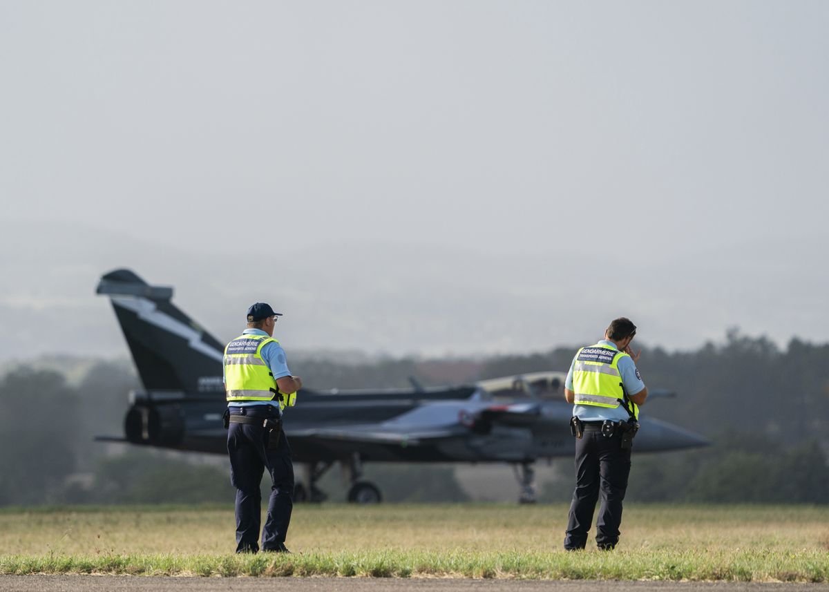 'French rafale fighter jet plane' Poster, picture, metal print, paint ...