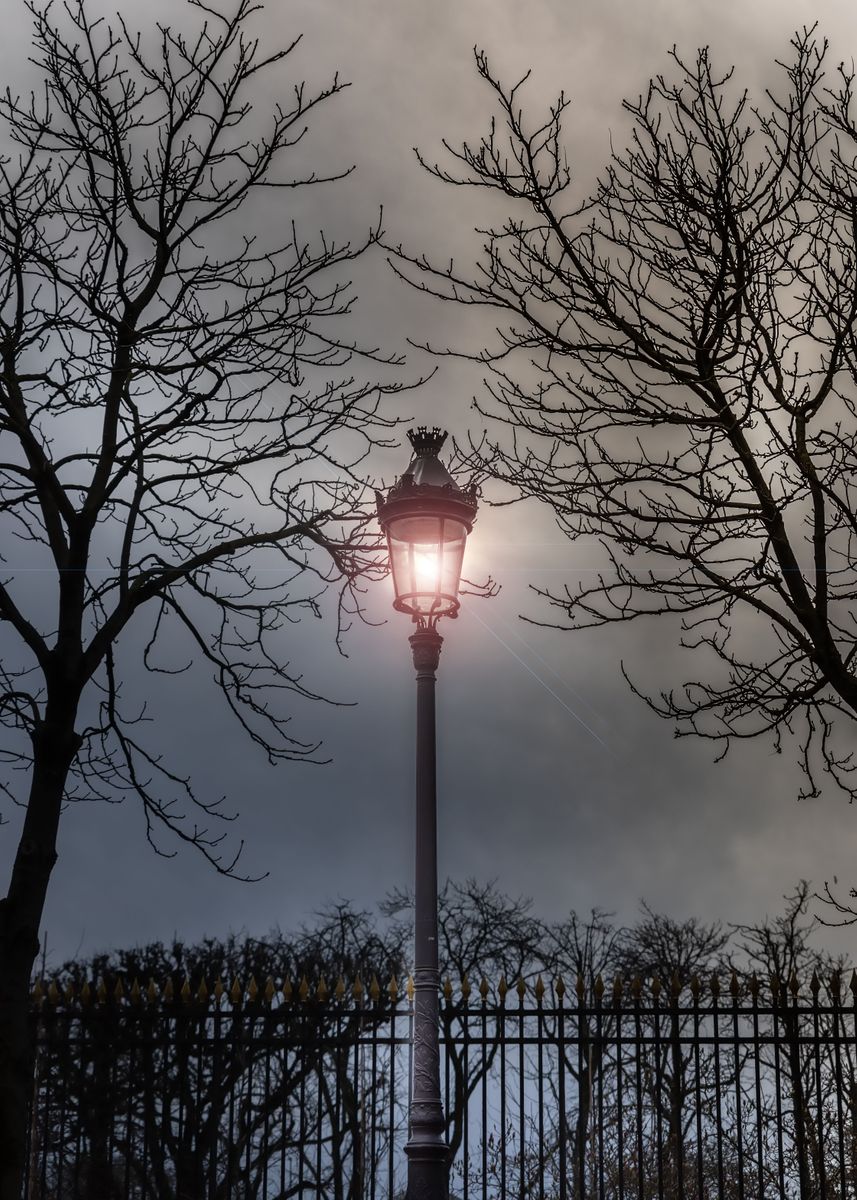 Street Lamp Ghostly Art: Pinterests Spooky Trend