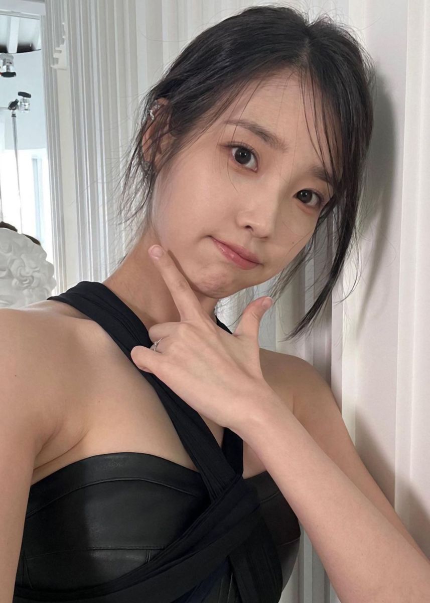 'v pose' Poster, picture, metal print, paint by artofquote | Displate